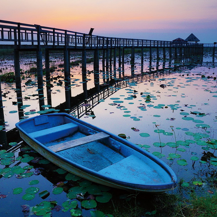 Wall Glass Art - Wooden Landing Jetty - Blue Boat | Buy at Europosters.eu